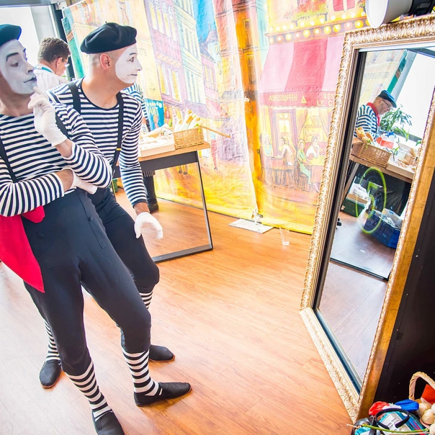 MAGIC MIRROR PHOTO BOOTH - Selfie Machine
